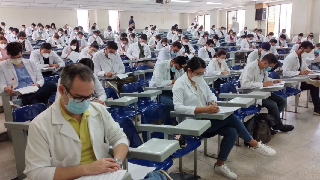 Realizan Examen para Médicos Residentes en campus de la UES | Radio ...