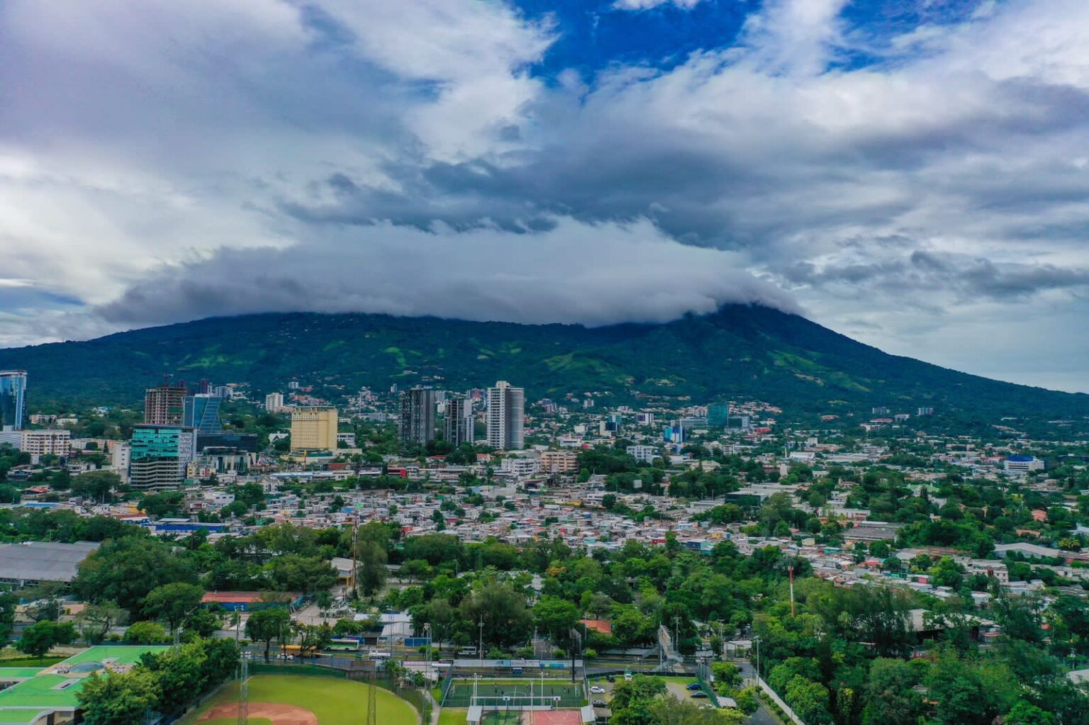 Vientos nortes moderados a fuertes y lluvias puntuales marcarán el ...