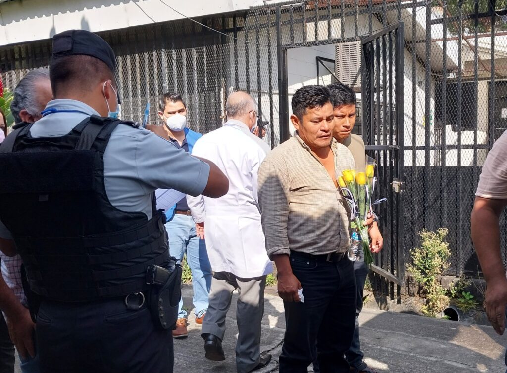 Familiares reciben las osamentas de 10 víctimas de la masacre de El Mozote | Radio Cadena YSKL ...