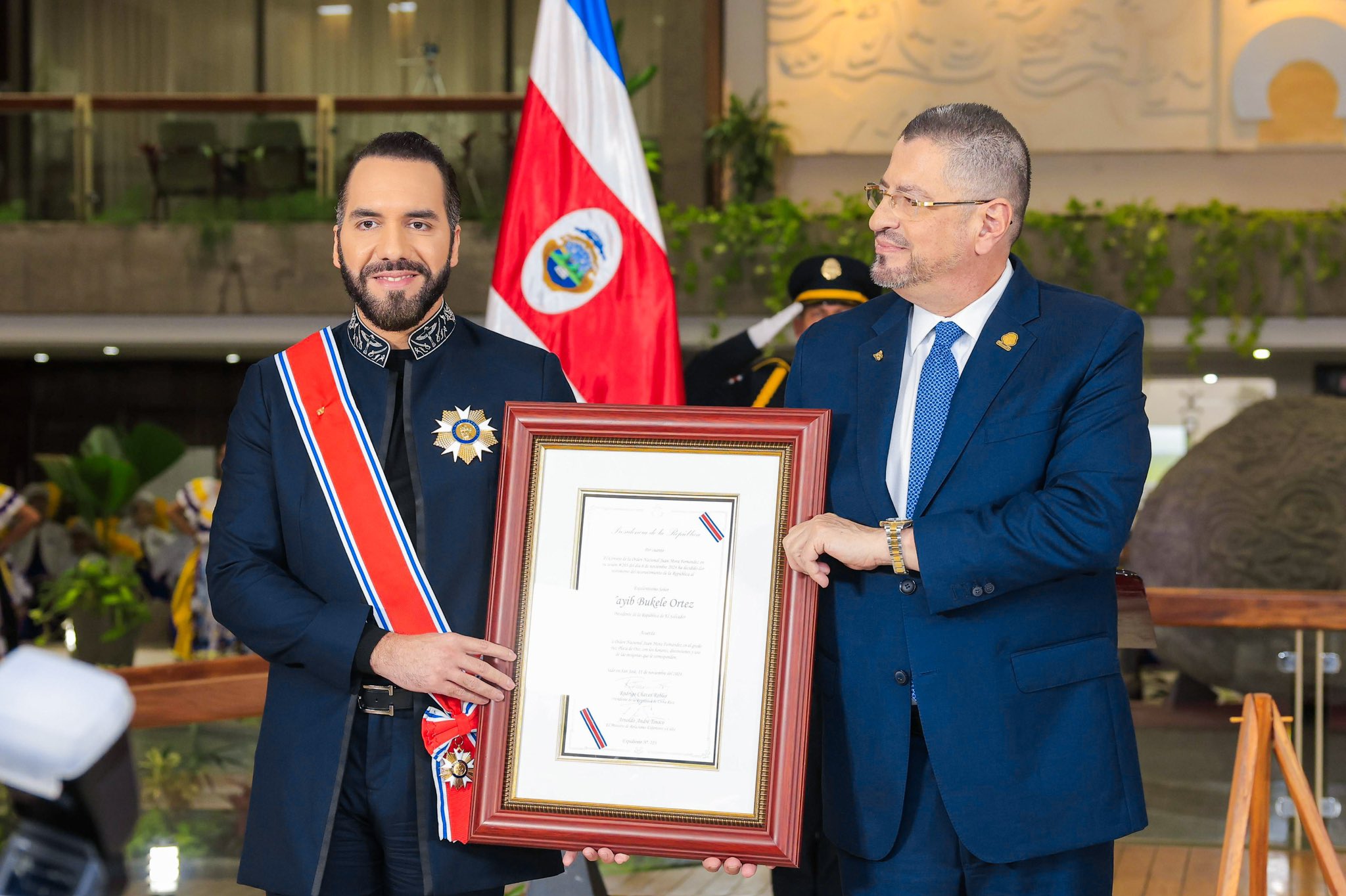 Presidente Bukele recibe la «Orden Nacional Juan Mora Fernández» en Costa Rica | Radio Cadena ...