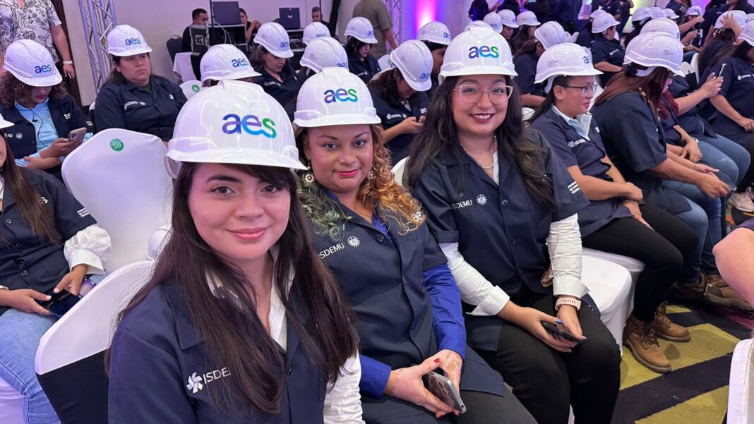 AES El Salvador celebra 10 años de Mujeres Electricistas: Más de 1,000 graduadas fortalecen la ...